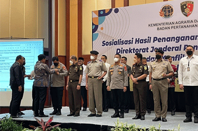 Tangani Kejahatan Pertanahan, Kapolda Sulsel Raih Pin Emas dari Menteri ...